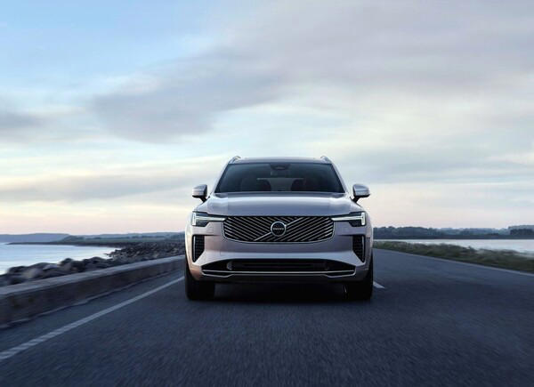 “GV80 보다 멋진데?” 볼보, XC90 페이스리프트 공개! 한층 더 진보한 플래그십 SUV 여기에 하이브리드 기술까지 더했다.