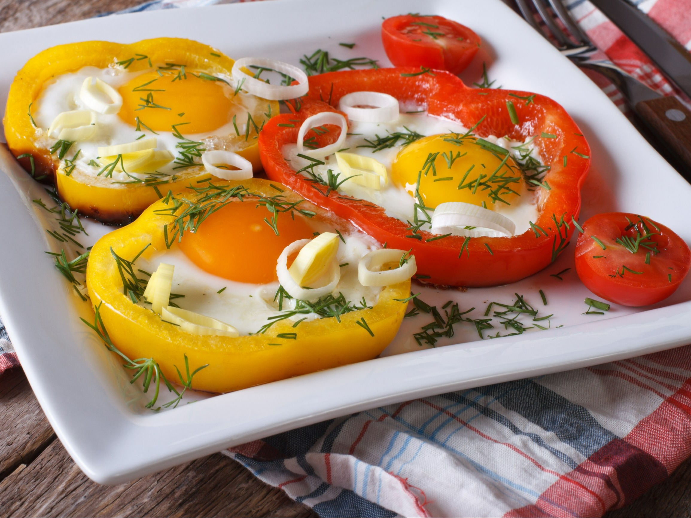 Takich jajek sadzonych nie jadłeś. Genialny patent z tanim i zdrowym warzywem