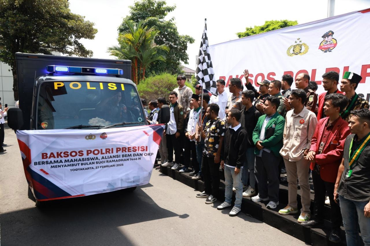 Polda DIY Bagi-Bagi Sembako untuk Mahasiswa Polda DIY Bagi-Bagi Sembako untuk Mahasiswa