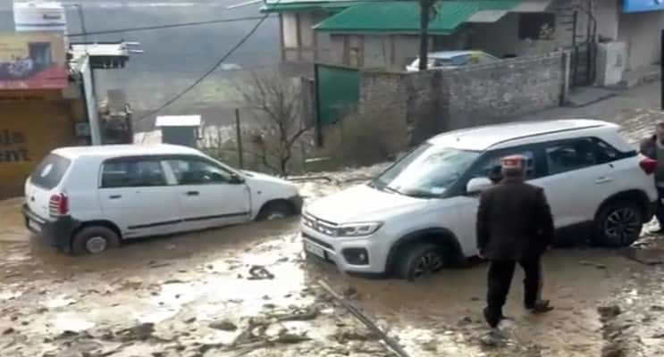 Flash floods, landslides hit Himachal's Kullu; vehicles trapped, roads ... Flash floods, landslides hit Himachal's Kullu; vehicles trapped, roads ...