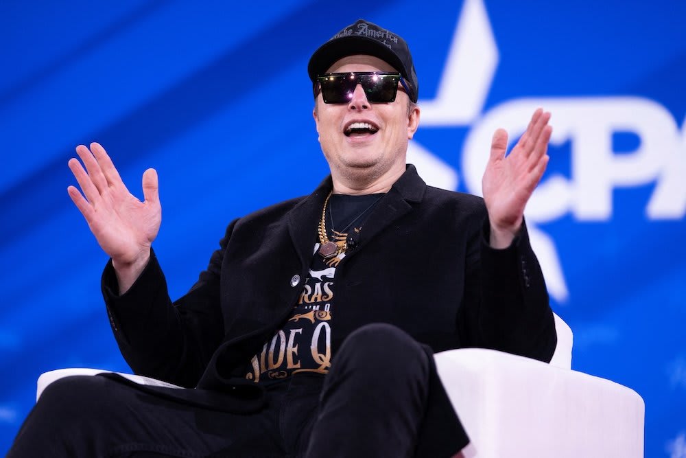 Elon Musk set up a 'gaming computer with a giant, curved screen' at his ...