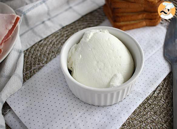 Homemade cream cheese (philadelphia style) with 2 ingredients