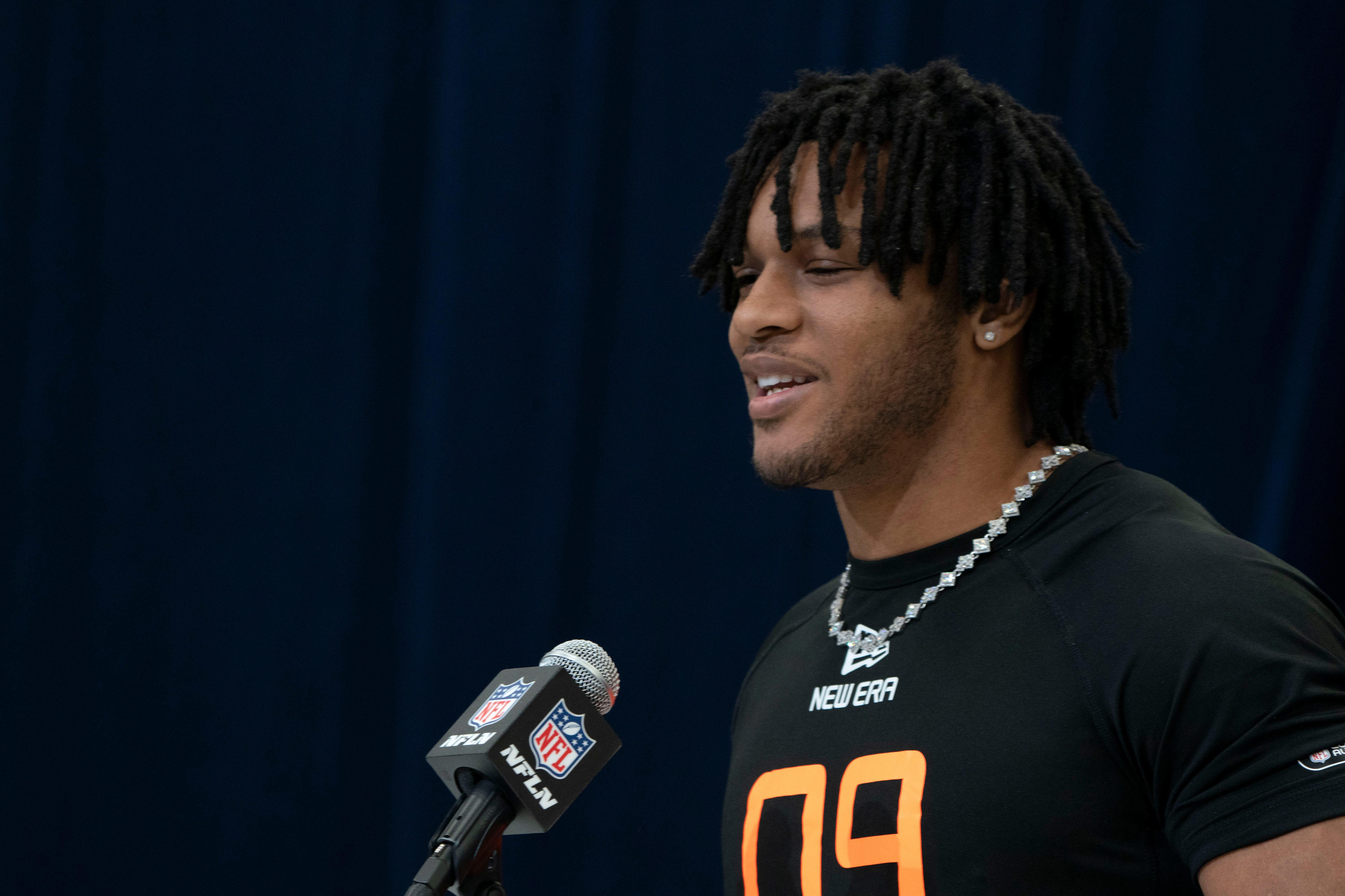 NFL Combine: Texans meet with UNC RB Omarion Hampton, compares play ...