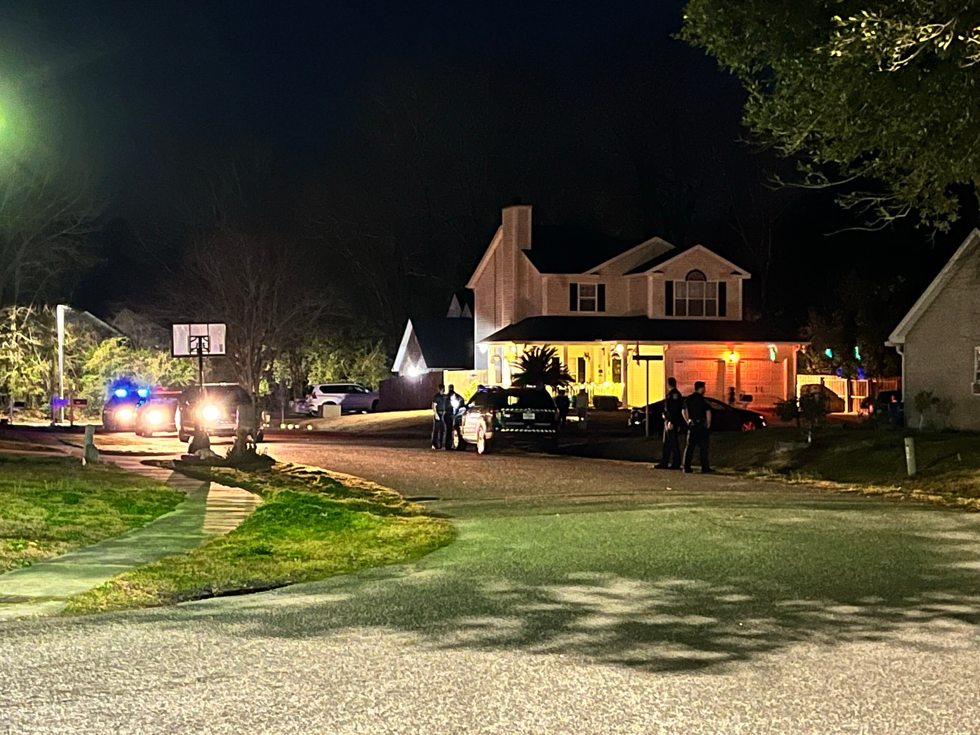 Barricaded suspect in West Ashley standoff dead, Charleston Police confirm