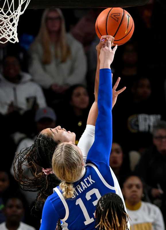 Clara Strack Breaks Kentucky WBB Block Record