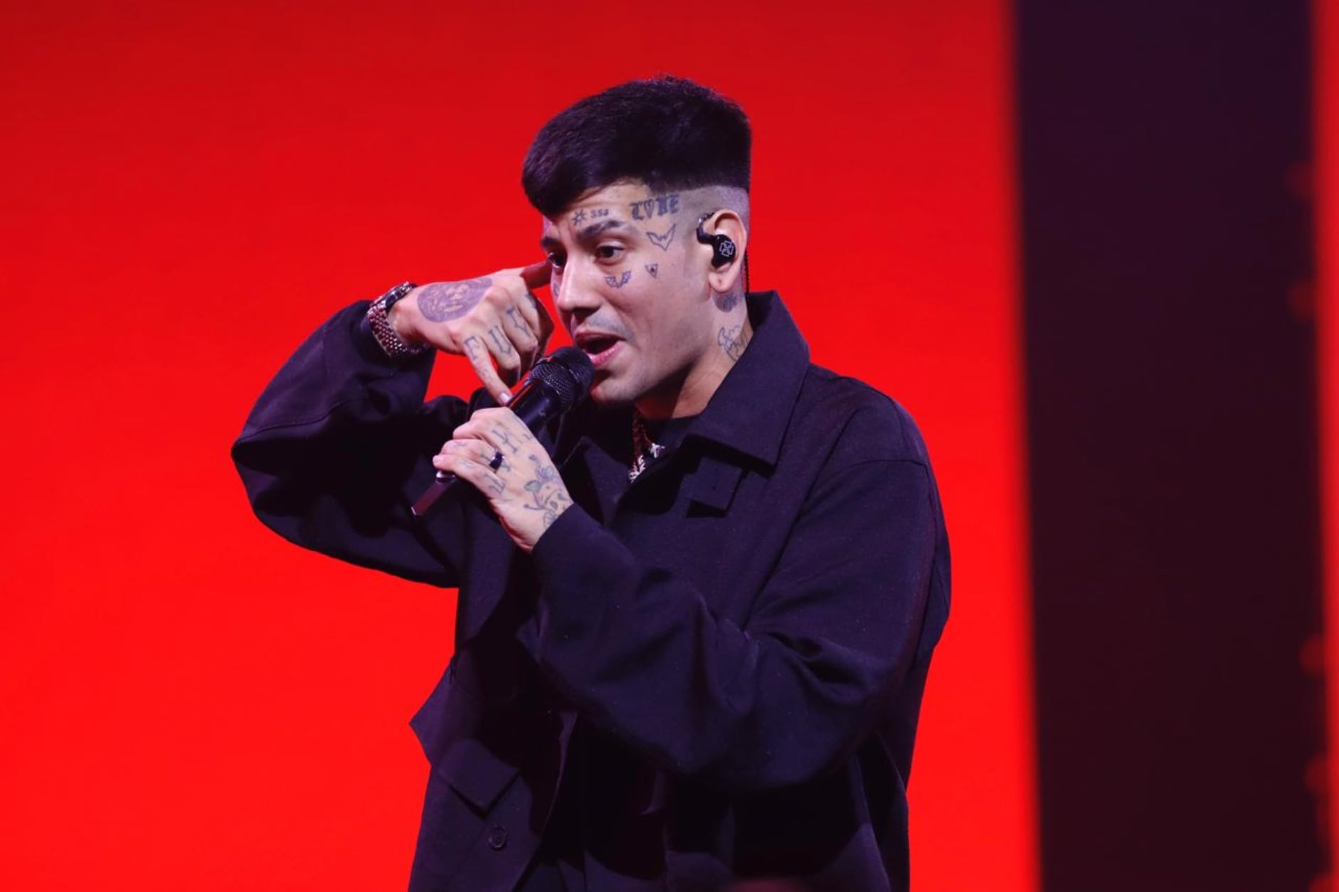 Duki abre la noche urbana de Viña con intenso show ante un entusiasta y ...