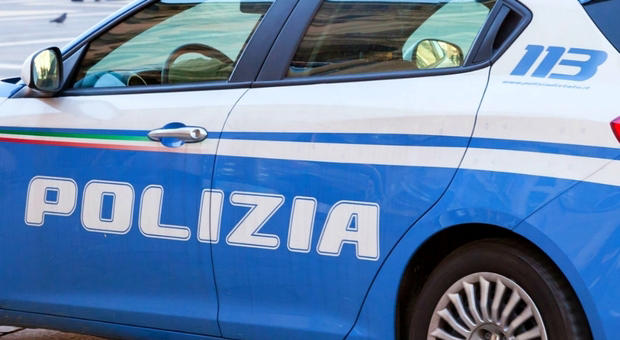 Bari, il figlio pregiudicato nasconde un’arma da guerra in casa: i ...