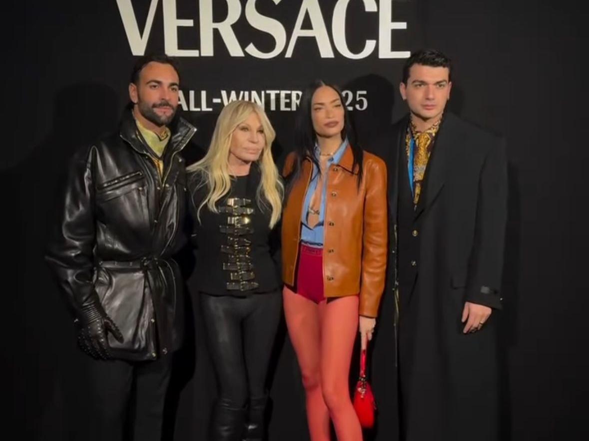 Milano Fashion Week, Versace: in passerella Romeo Beckham. Tra gli ospiti Fedez, Elodie e Marco ...