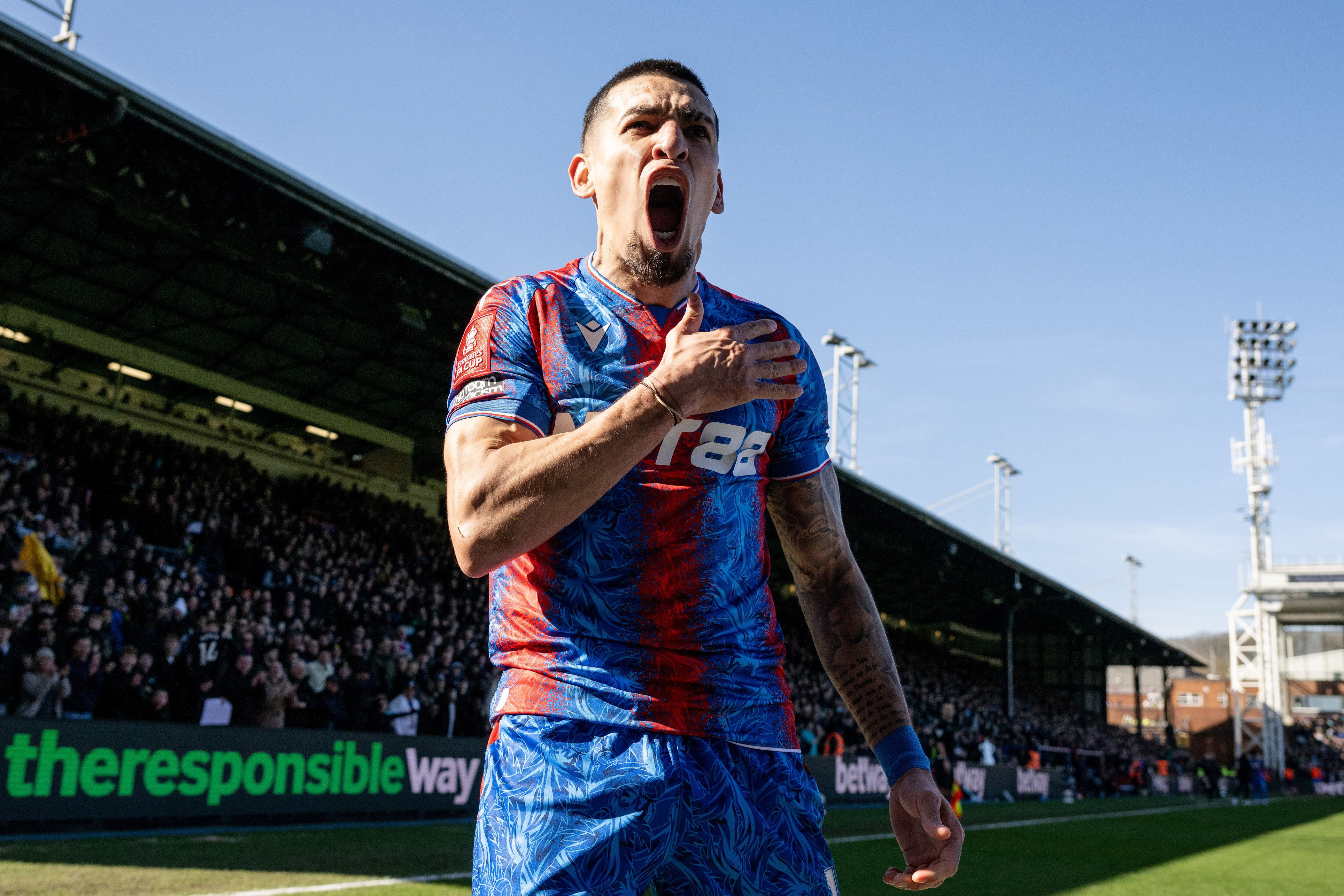 Daniel Muñoz arrasa con todo: video de su nuevo gol en Crystal Palace ...