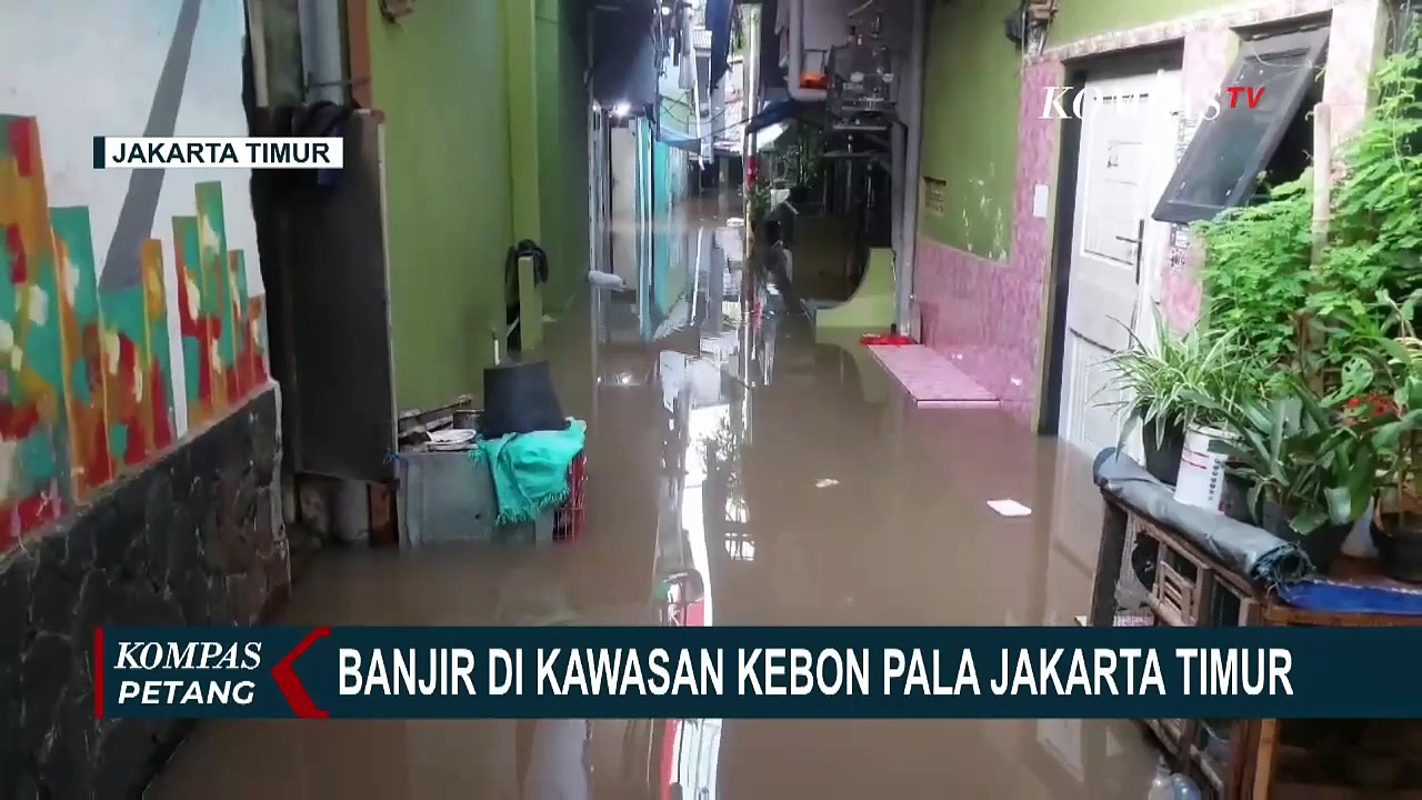 Banjir 1 Meter Rendam Kebon Pala Jakarta Timur, Warga Bertahan di ...