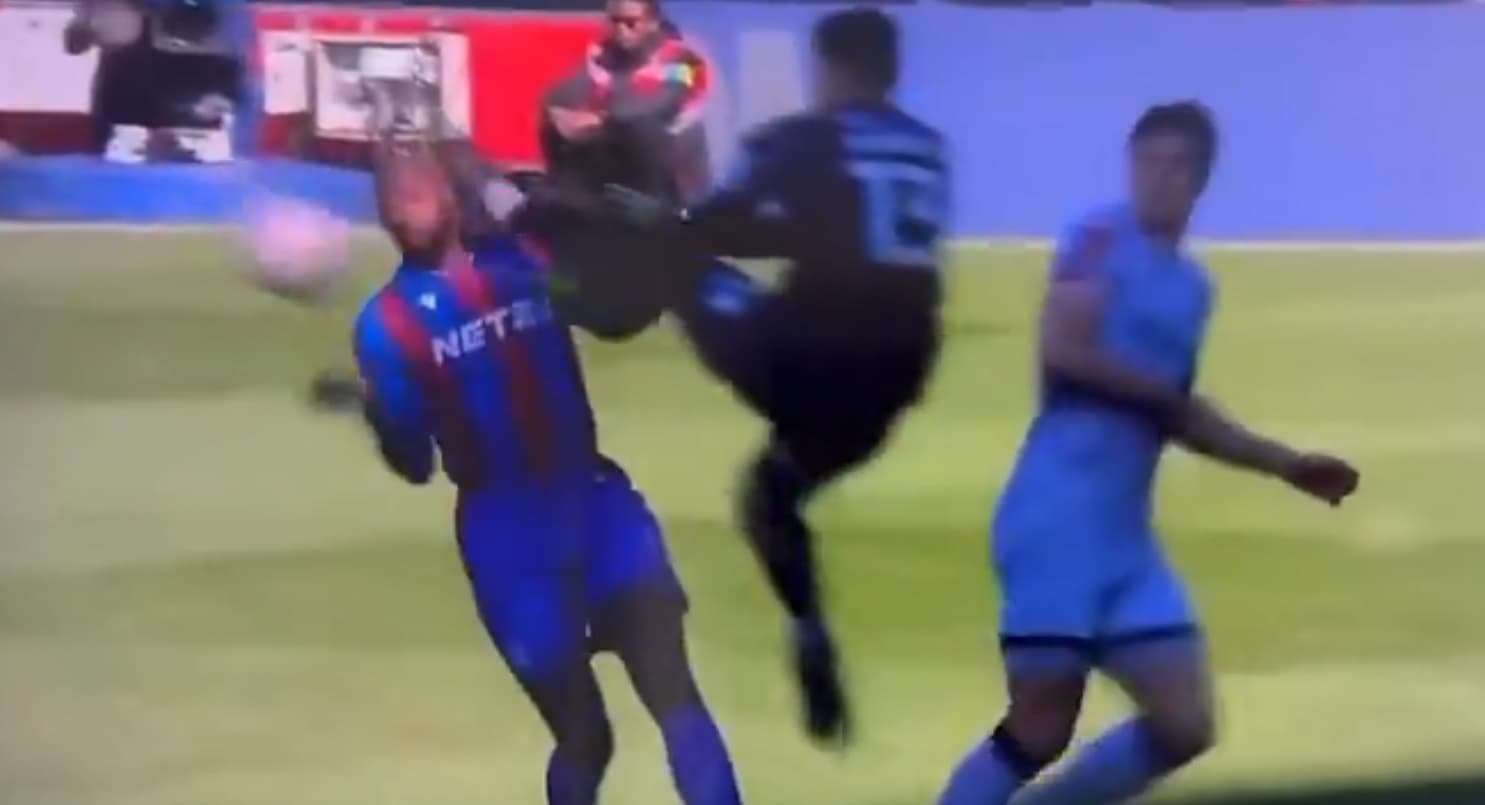 La sortie démente du gardien de Milwall qui percute le visage de Mateta ...