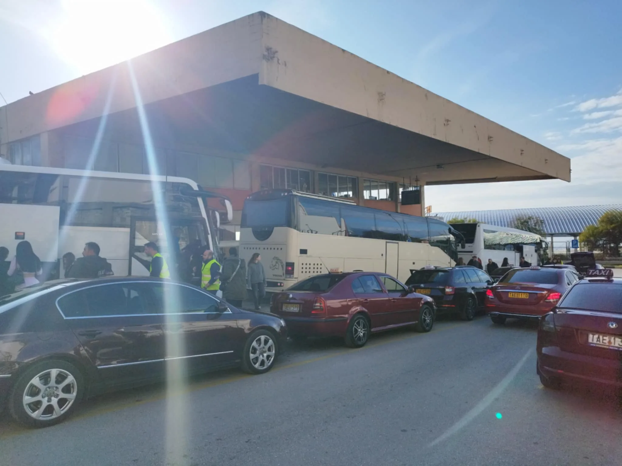 Πάτρα: Καταφθάνουν χιλιάδες επισκέπτες με κάθε μέσο, έκτακτα δρομολόγια ...