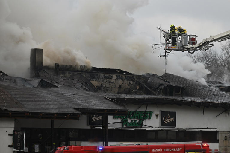 U D1 na 26. kilometru hořel opuštěný motorest, odhad škody je 18 milionů