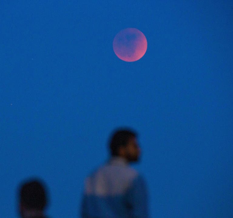 What is a total lunar eclipse? Here's how a rare 'blood moon' will ...