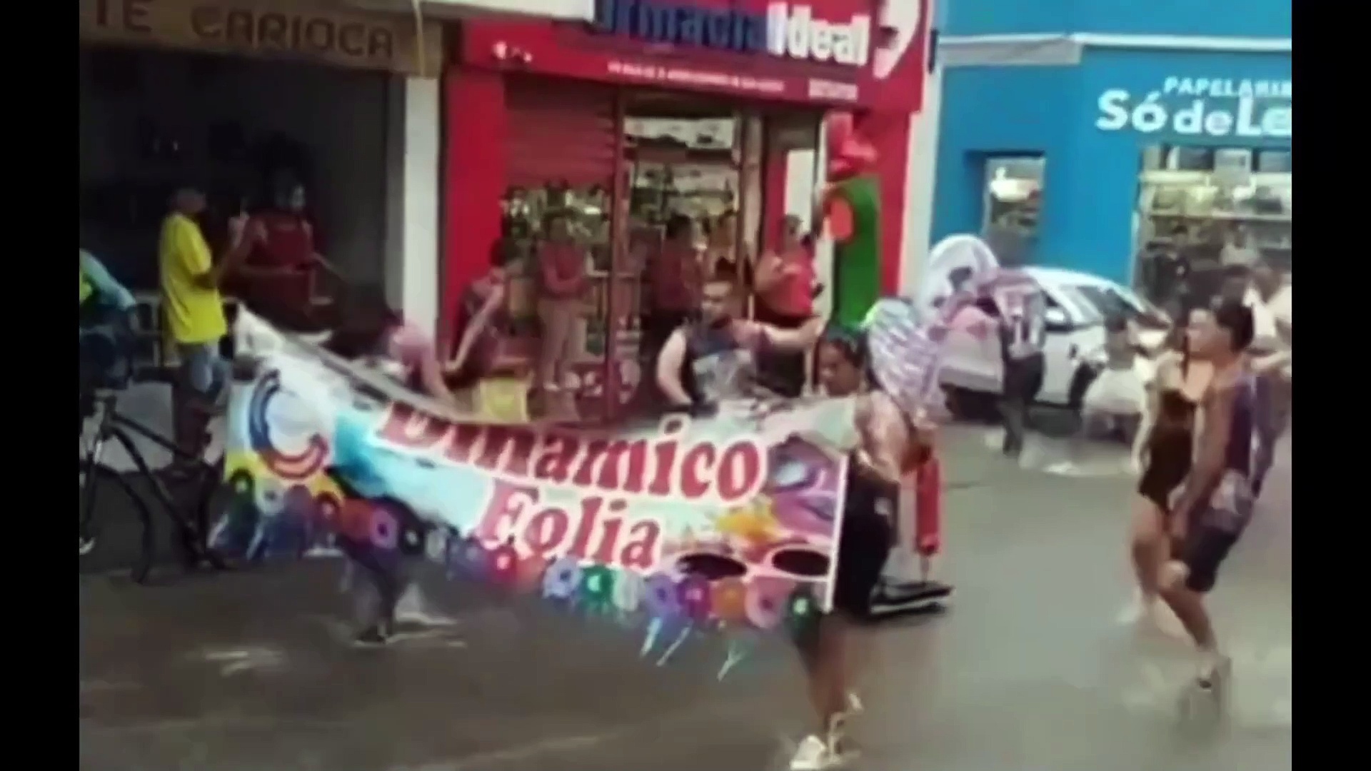 Foliões se assustam com queda de raio durante apresentação de bloco ...