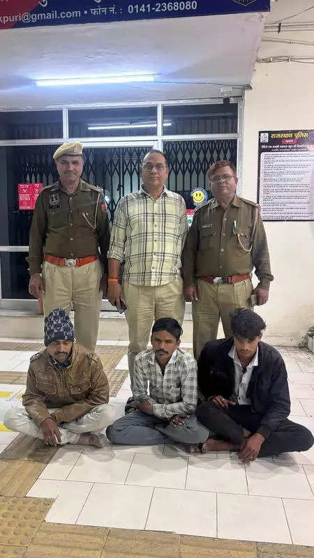 3 Gujarat men held for smuggling liquor