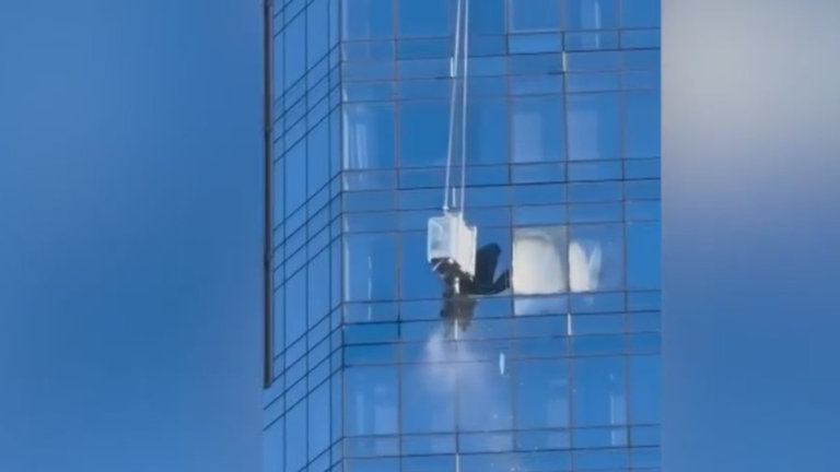 2 window washers rescued from ‘spinning’ scaffolding in New York City