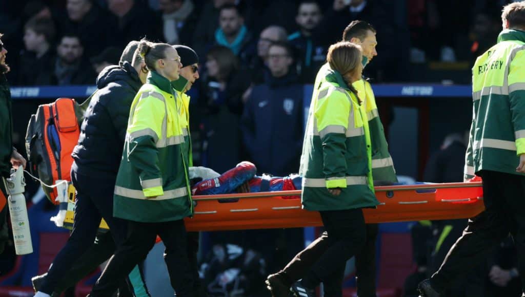 FA CUP: Así fue la TEMIBLE patada del portero de Milwall sobre Mateta ...