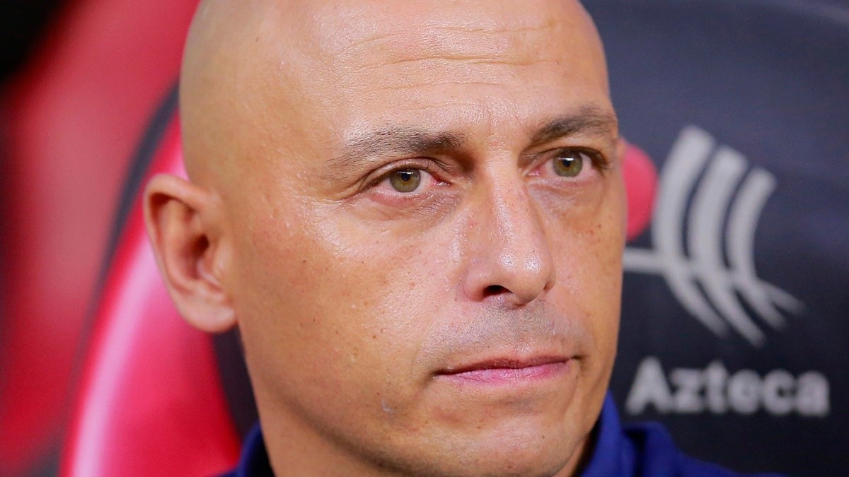 Club América's Coach Shocks with New Look and Shares Heartfelt Reason