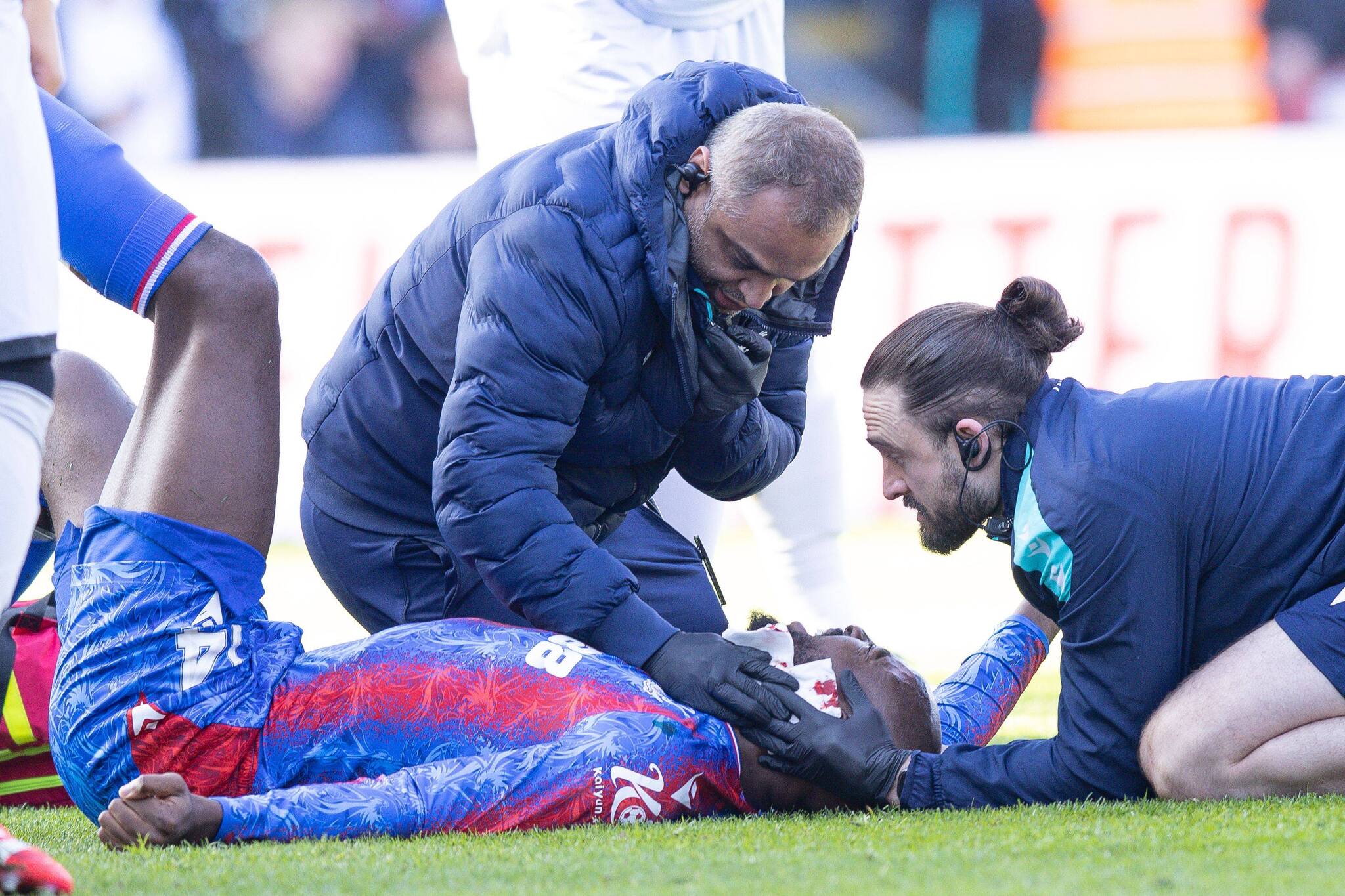 25 Stiche: Mateta nach brutalem Foul aus dem Krankenhaus entlassen