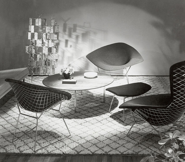 Jennie〈Extral〉MV藏梗神級名椅10件盤點！獵鷹椅、巴塞隆納椅全曝光，24張經典設計家具控發瘋