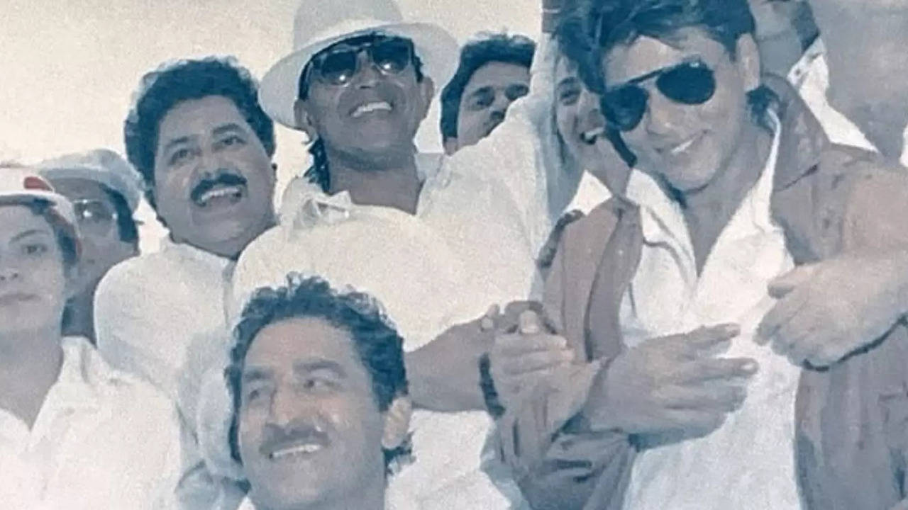 SRK, Dalip Tahil, Mithun Chakraborty, Anupam Kher Play Cricket Match In Iconic Throwback PIC ...