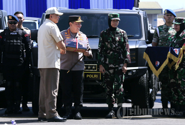 Menhan RI Serahkan 700 Unit Maung MV3 Pindad ke TNI dan Polri