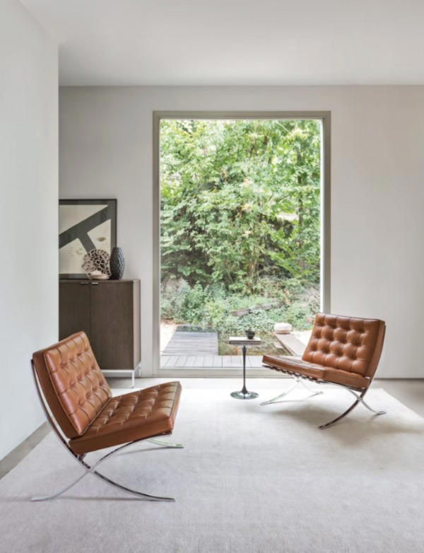 Jennie〈Extral〉MV藏梗神級名椅10件盤點！獵鷹椅、巴塞隆納椅全曝光，24張經典設計家具控發瘋