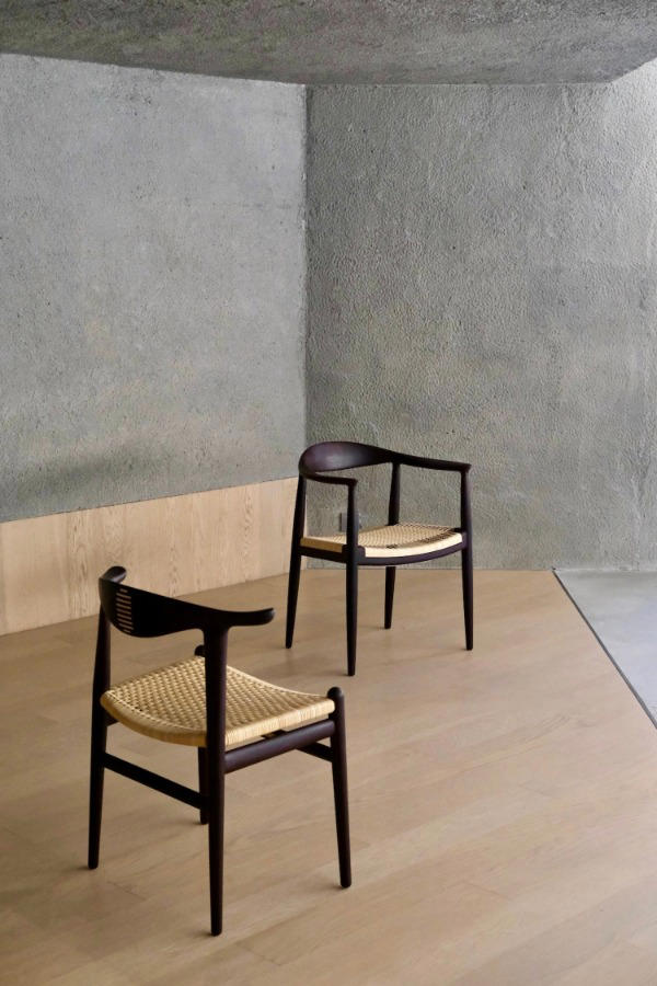 Jennie〈Extral〉MV藏梗神級名椅10件盤點！獵鷹椅、巴塞隆納椅全曝光，24張經典設計家具控發瘋