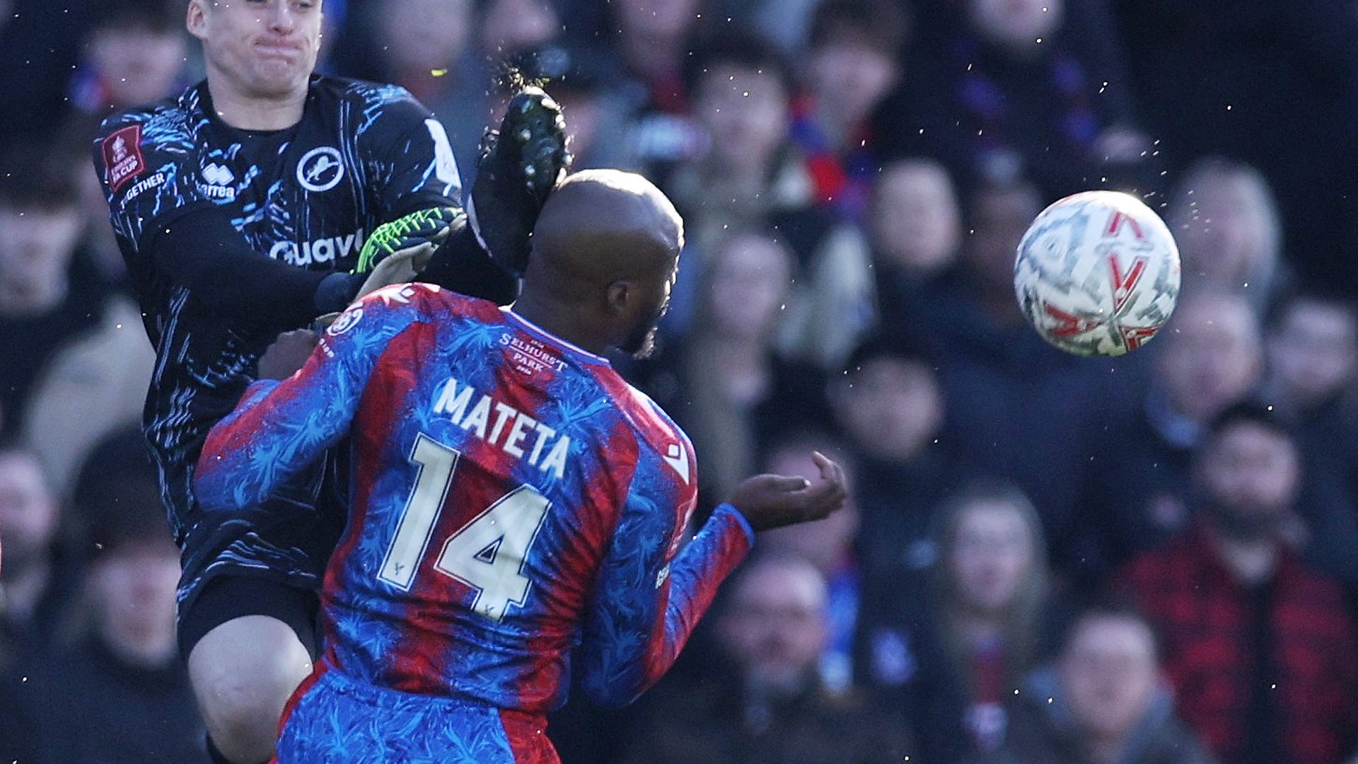 Fußballprofi Jean-Philippe Mateta : Nach brutalem Foul mit 25 Stichen ...