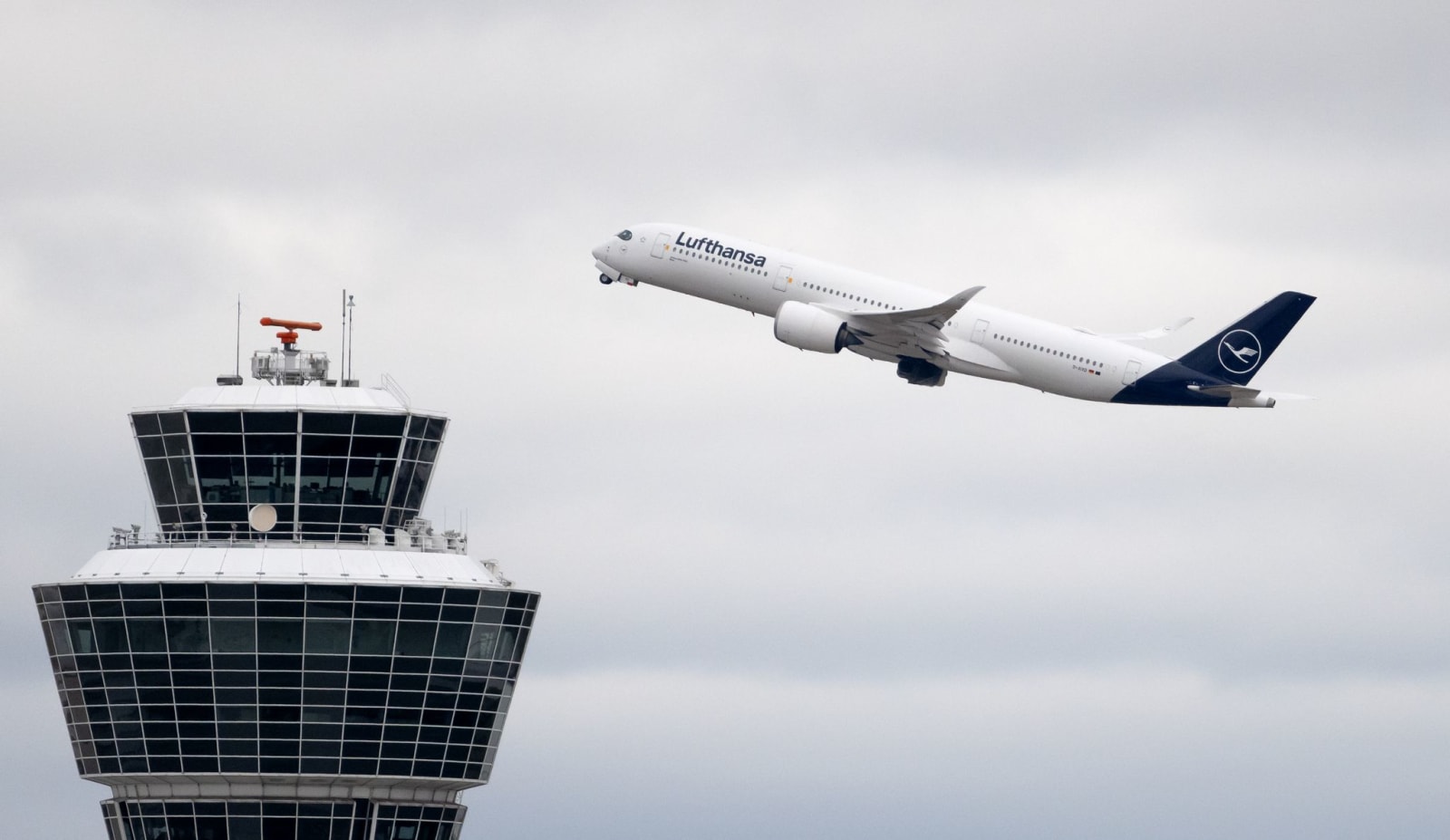 Iran: Germany's Lufthansa resumes flights to Tehran