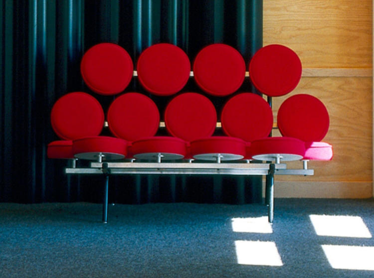 Jennie〈Extral〉MV藏梗神級名椅10件盤點！獵鷹椅、巴塞隆納椅全曝光，24張經典設計家具控發瘋