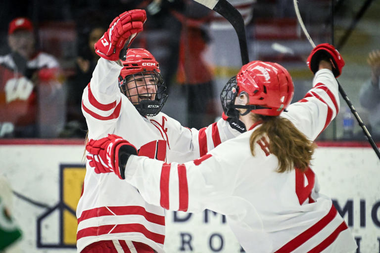 Casey O'Brien becomes Wisconsin's all-time women's hockey leading ...