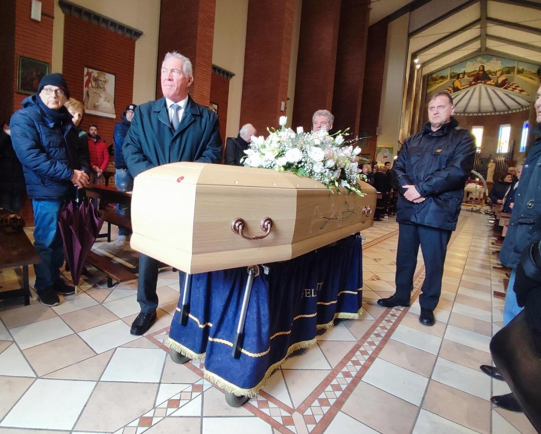 Il dolore del paese per Erika Benini: "Addio, eri tu il senso della vita"