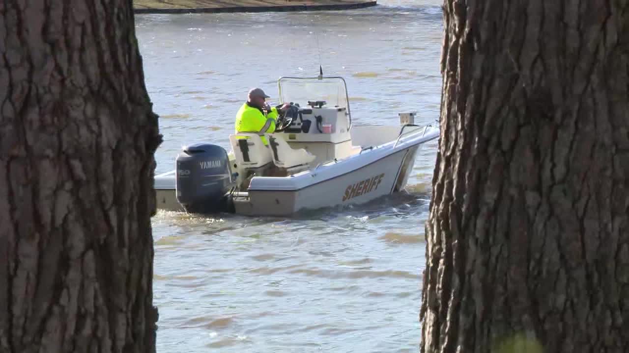 Divers, dogs amp up search for missing Atlanta teacher on Lake Oconee