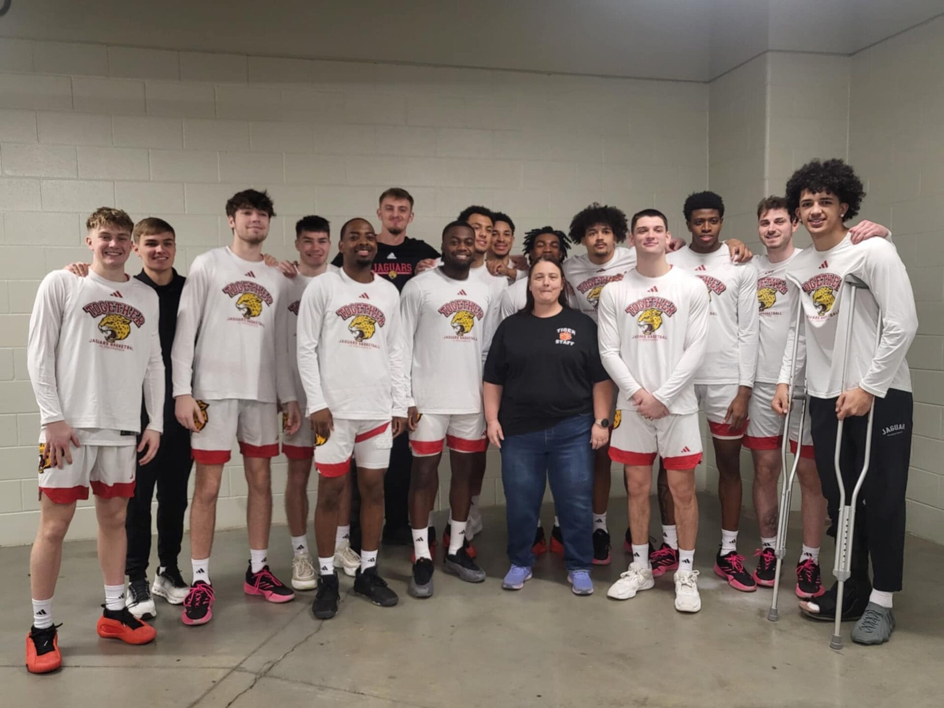 Team honors school bus driver who rescued IU Indy men's basketball team ...