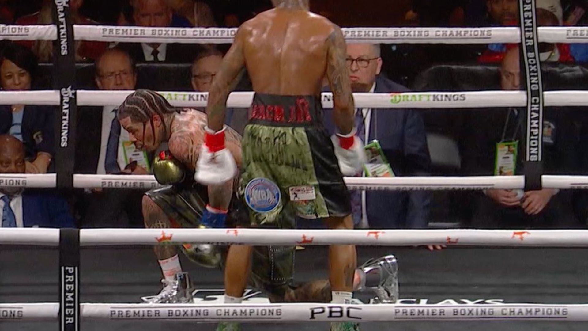 Highlights! ‘Tank’ Takes Controversial Knee Mid-Fight, Battles Roach To ...