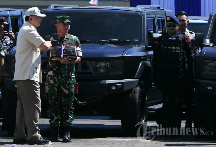 Menhan RI Serahkan 700 Unit Maung MV3 Pindad ke TNI dan Polri