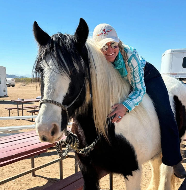 Miranda Lambert's wardrobe mishap has fans doing a double take