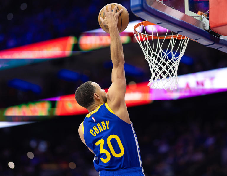 Watch: Warriors' Stephen Curry dunks for the first time in six years