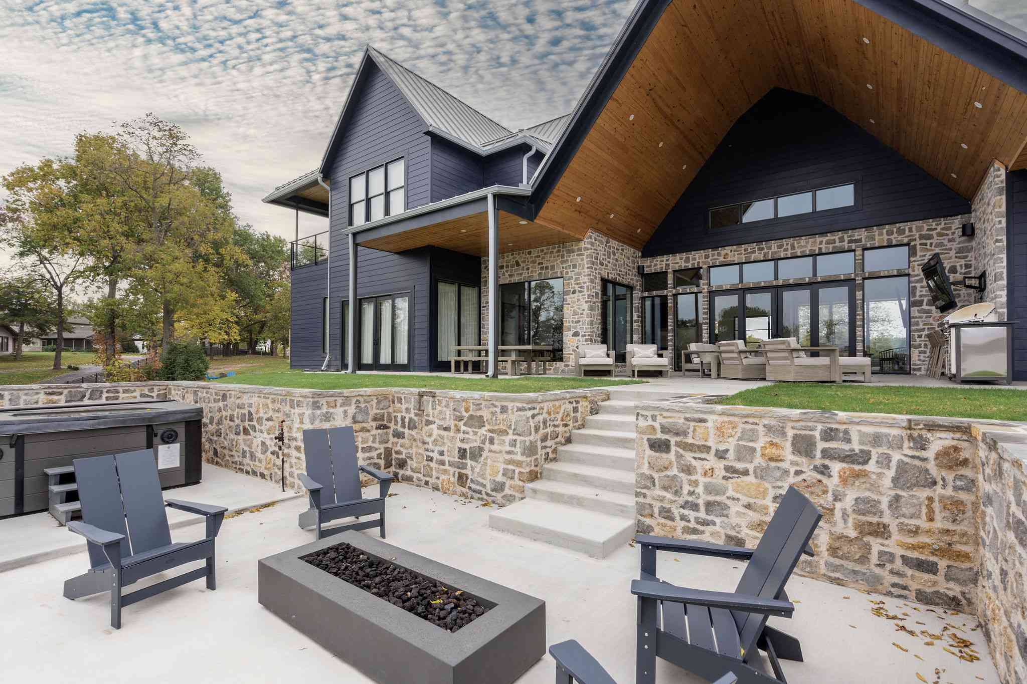 5 Exterior Paint Color Trends You'll See Everywhere in 2025, According ...