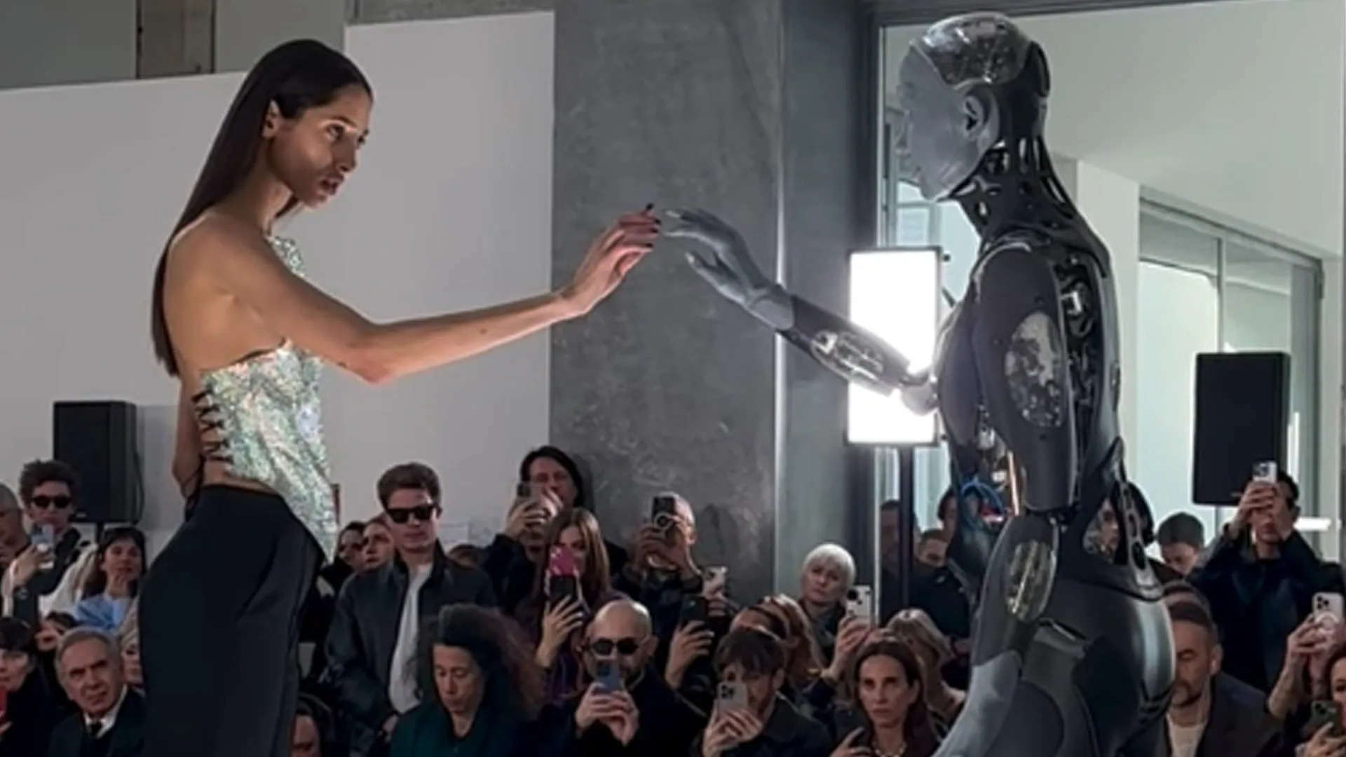 Is technology replacing models? Model Yasmin Wijnaldum's jaw-dropping ...