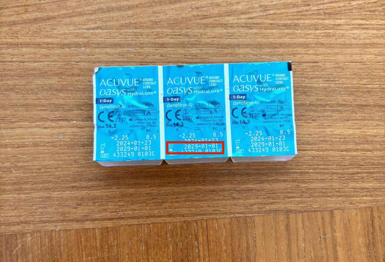 Do Contact Lenses Expire? Everything Eye Doctors Want You to Know About ...