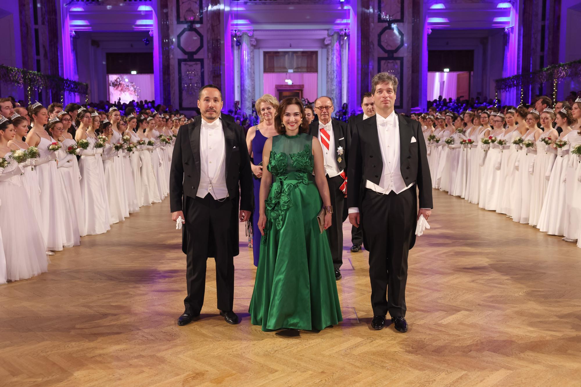 Die scheidende Ministerin Alma Zadić recycelte beim Juristenball ihr ...