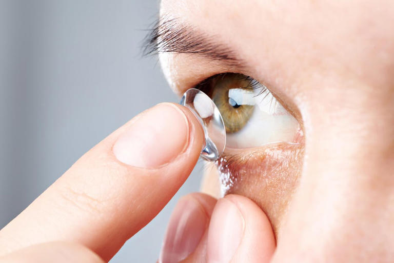 Do Contact Lenses Expire? Everything Eye Doctors Want You to Know About ...