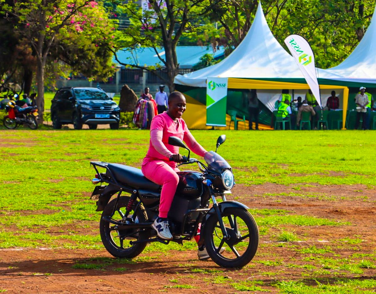 Monica (29) und ihre Boda Girls mischen die Mototaxi-Männer auf