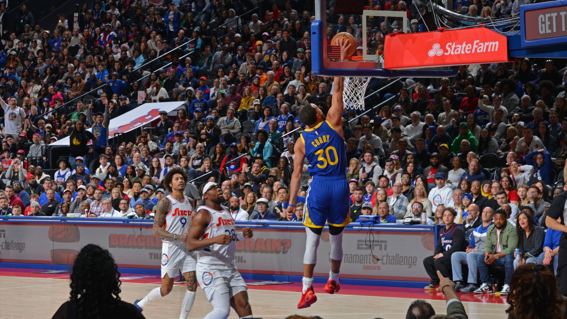 Watch Stephen Curry's first in-game dunk since 2019; without Butler Warriors fall to 76ers