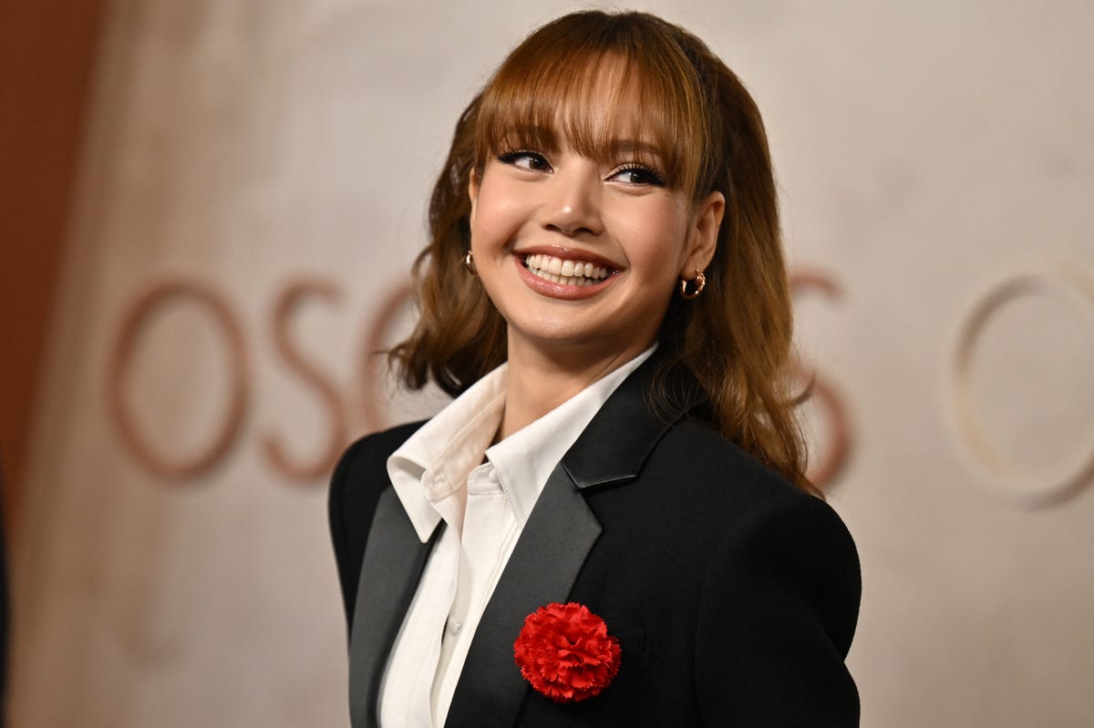 Lisa Puts a Surprising Twist on the Tuxedo at the 2025 Oscars