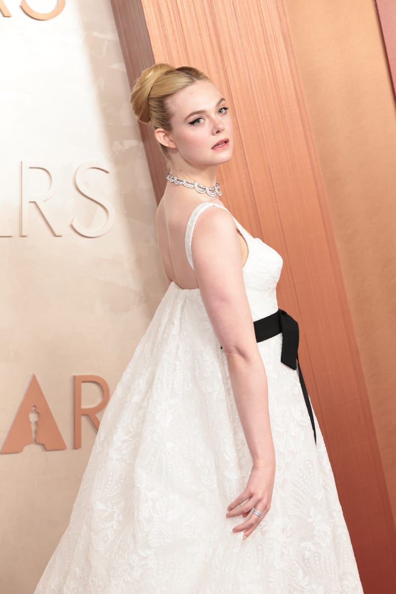 Elle Fanning se convierte en la princesa Grace Kelly, con un vestido de ...