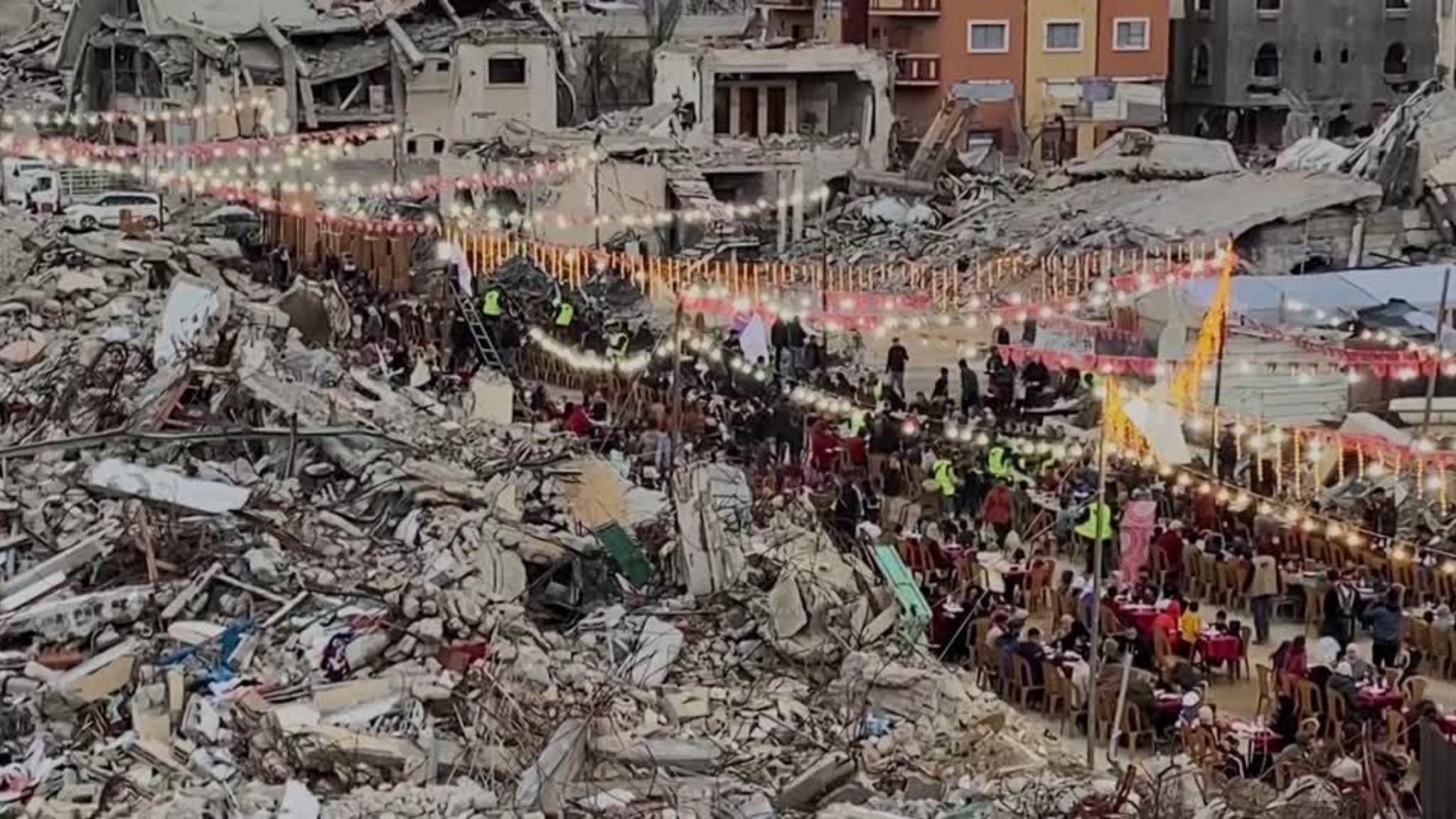 Un Ramadan a Gaza, la tavolata tra le rovine